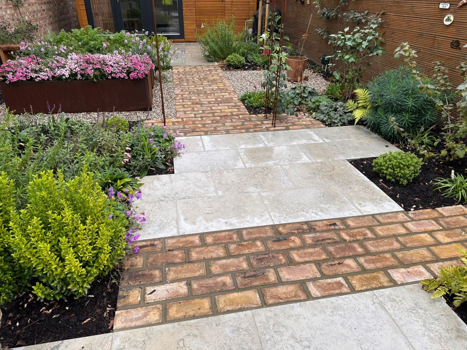 Breeze Garden Design - Long narrow garden in Chiswick, West London